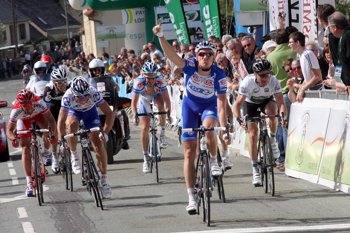 Anthony Roux wins, takes lead at Sarthe - Velo
