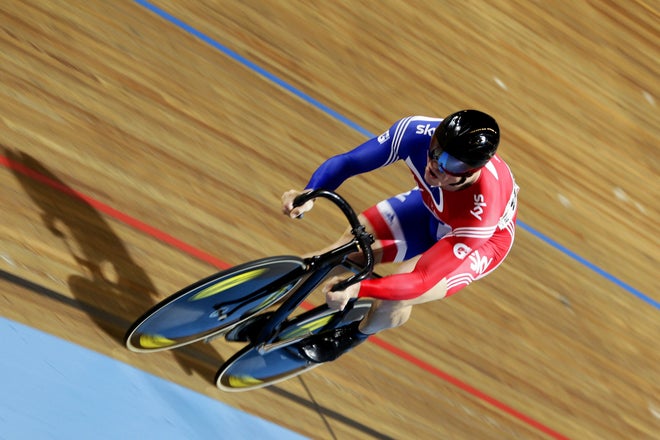 Chris Hoy easily wins first round keirin - Velo