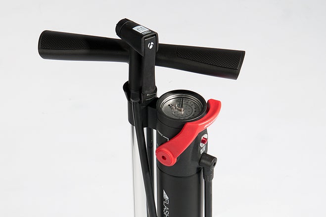 Reviewed: Bontrager Flash Charger tubeless tire pump - Velo