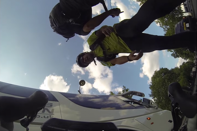 Road rage between two bikers in London commute - Velo