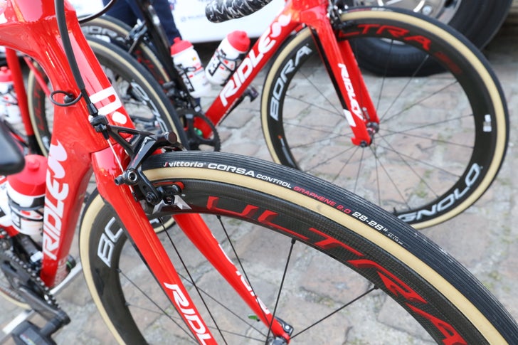 Roubaix tech gallery: Chain catchers, fat tires, and road bike ...