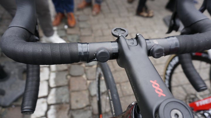Cobbles tech: Di2 sprint shifters on eTap AXS - Velo