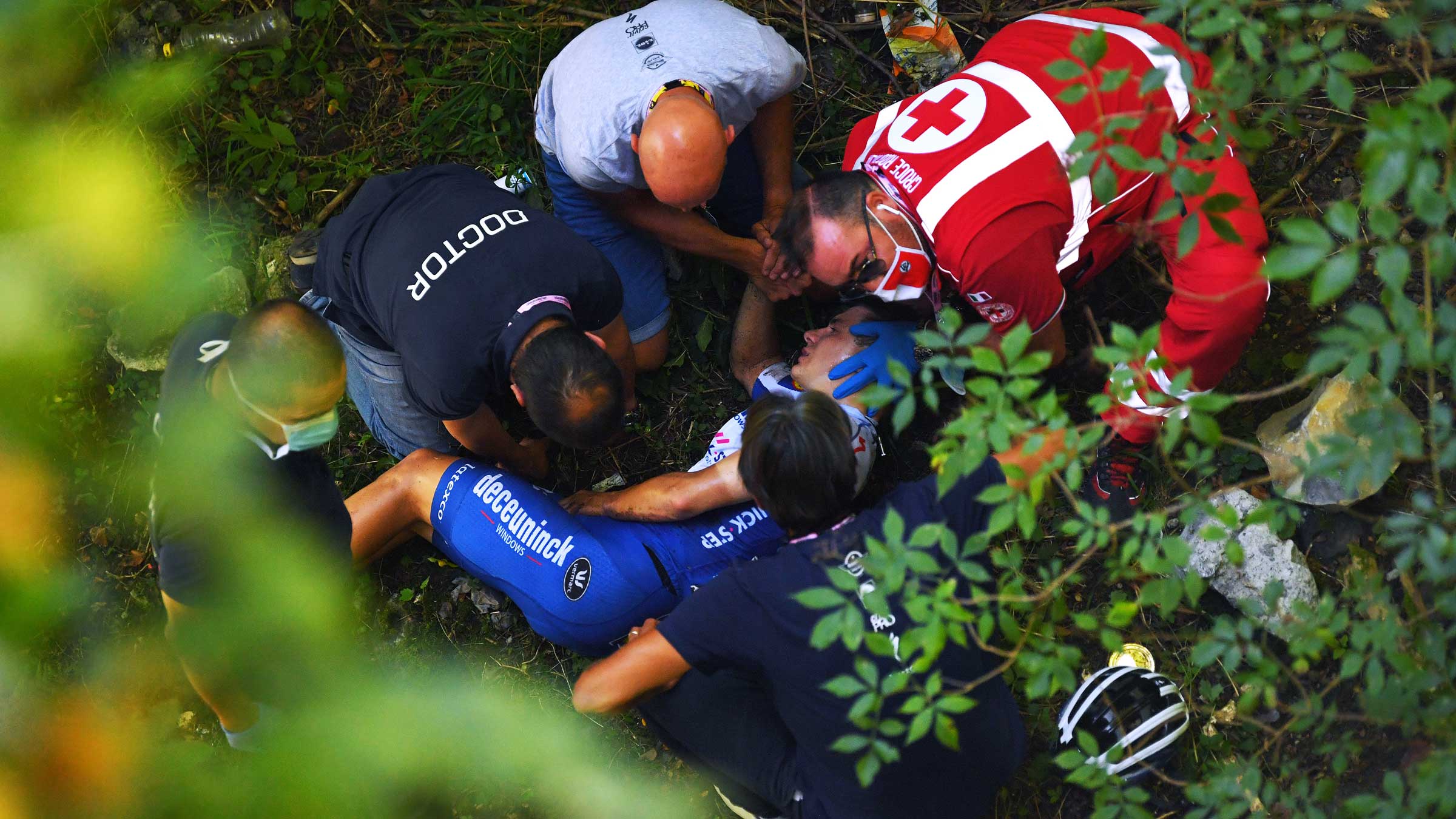 Evenepoel breaks pelvis crashing off stone-wall bridge at Il Lombardia