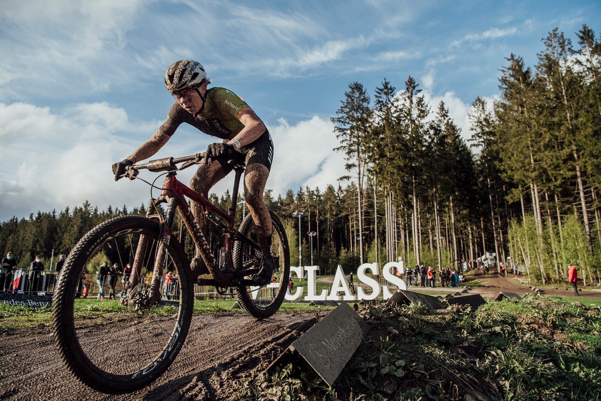 Hayley Batten finishes second behind Loana Lecomte in Nové Město World ...