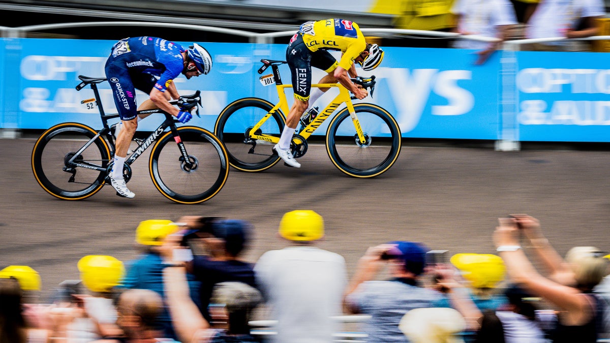 Getting the shot: Charging towards the finish with MVDP - Velo