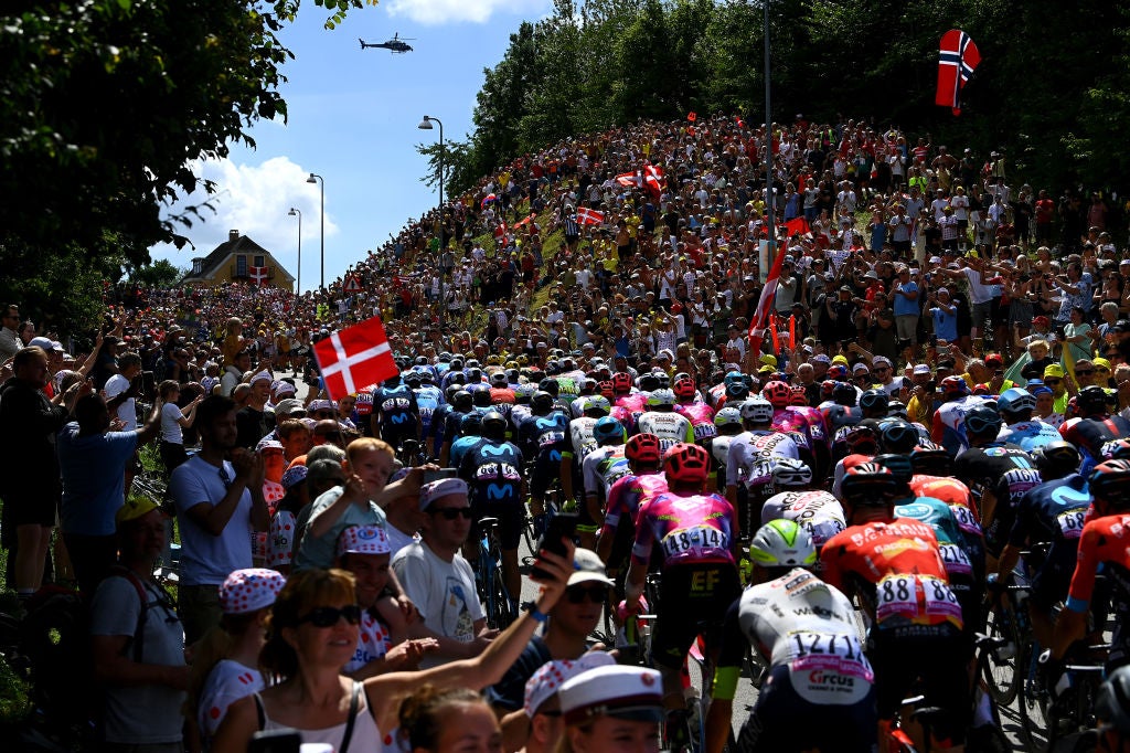 Tour de France stage 2 video highlights: Bunch sprints, big crashes ...