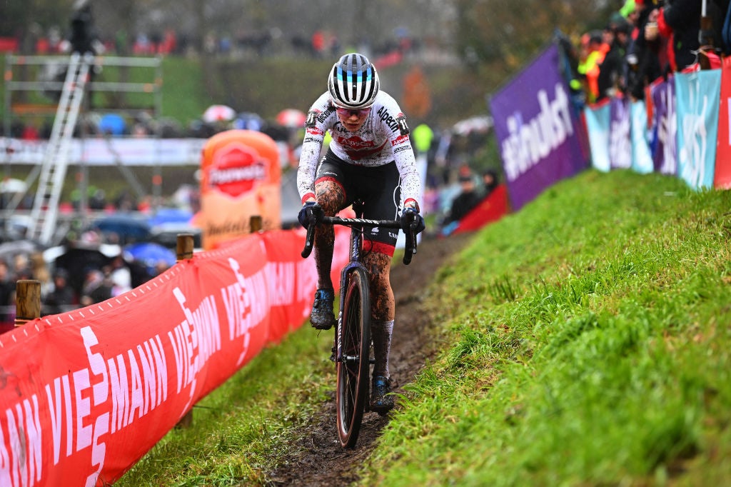 Puck Pieterse conquers crash-riddled World Cup Hulst - Velo