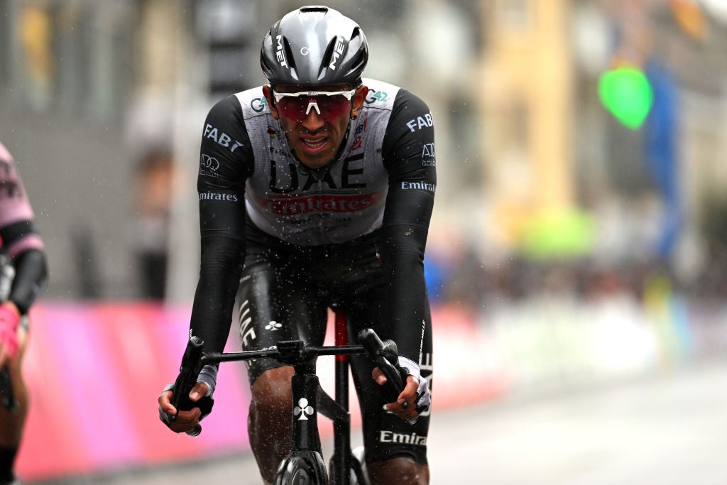 Juan Sebastián Molano hit by car driver in pre-Gent-Wevelgem training ...