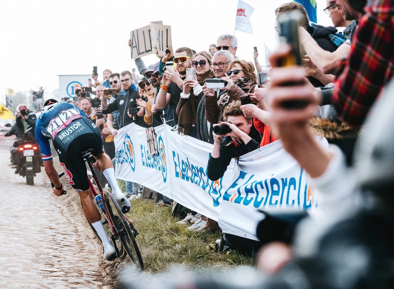 Photo epic: Mathieu van der Poel claims his first Paris-Roubaix - Velo