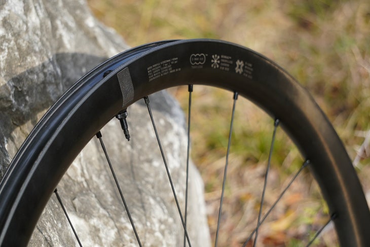 Fulcrum Wind 42 Wheelset Review: Hooked Rim Smoothness - Velo
