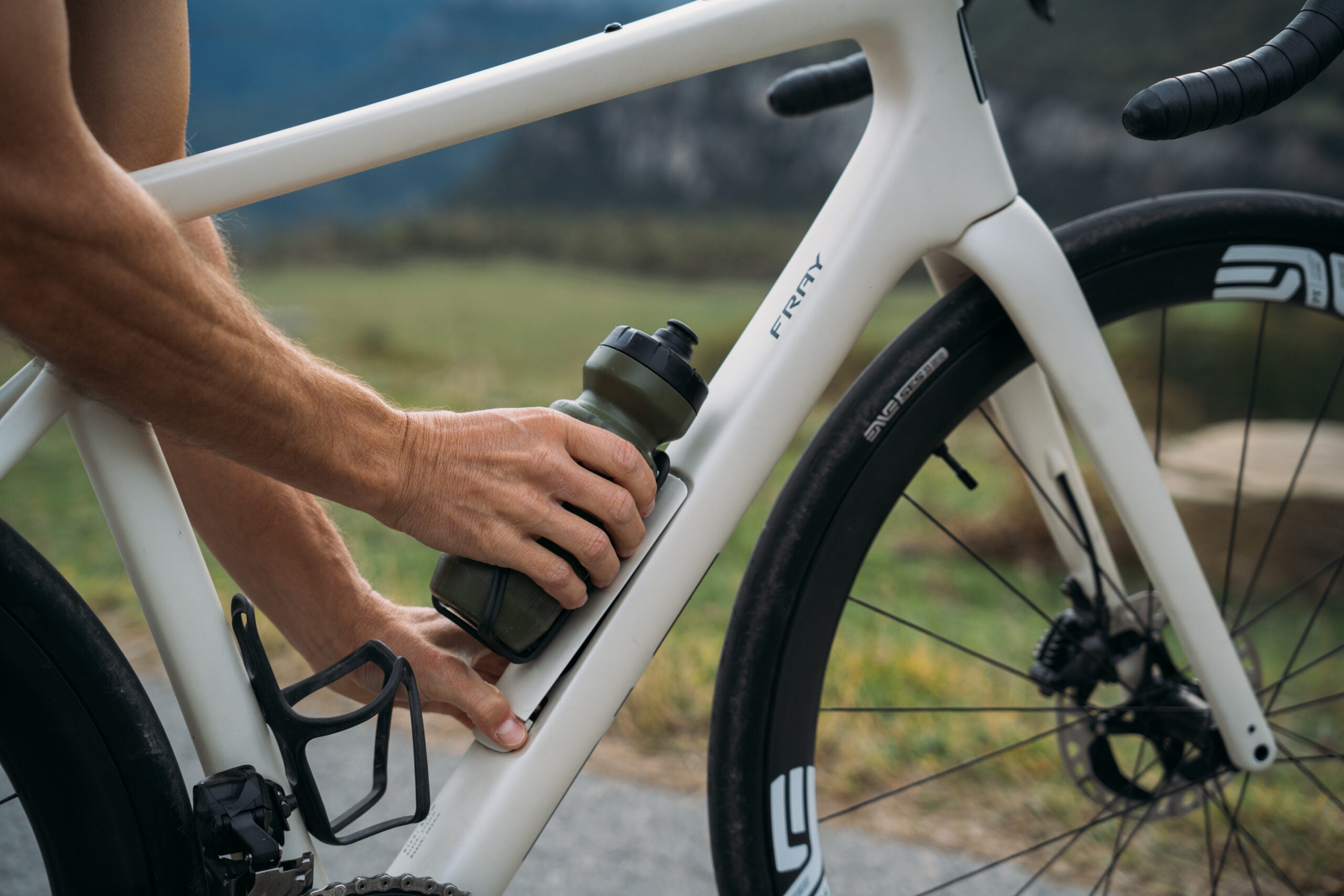 The Enve Fray Brings Road Bike Geo with 40 mm Tire Clearances - Velo