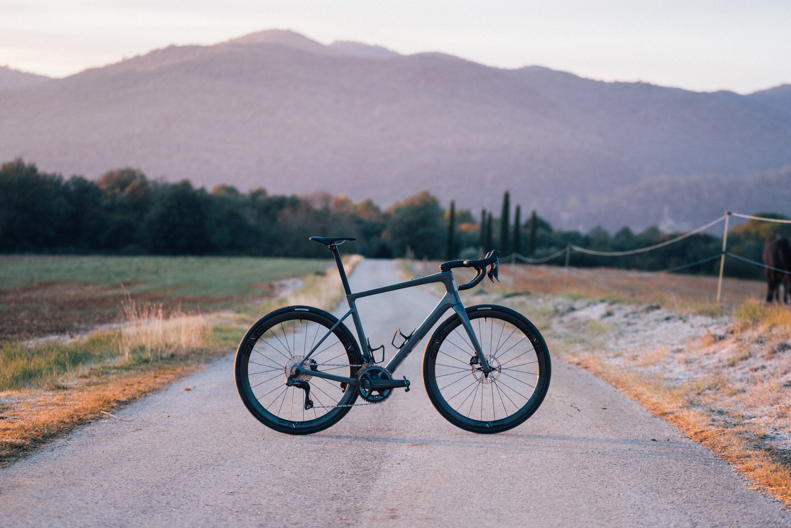 The Enve Fray Brings Road Bike Geo with 40 mm Tire Clearances - Velo