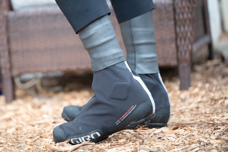 How to protect your hands and feet in cold, wet cycling conditions