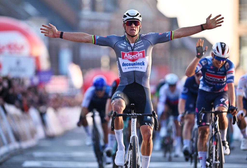 Van der Poel Opens 2025 with Smash-Mouth Sprint at Le Samyn