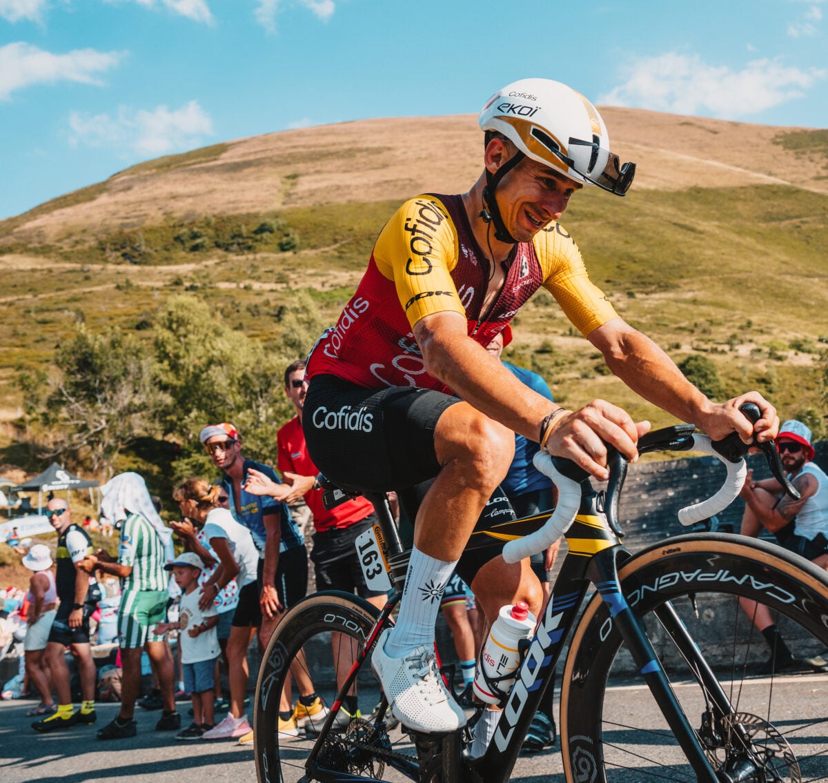 Coquard Breaks Finger in Freak Feed Incident at Tour de France